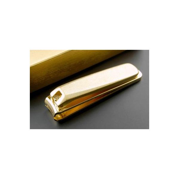 金色が美しい日本製の爪切りです。岐阜県関市で造られております。全長 約６８ｍｍ重量 約４７ｇ材質 特殊浸炭鋼、金メッキ包装 化粧箱入り生産国 日本ゆうパケット便での配送となります。 ●ゆうパケット配送によるお買い上げ商品の破損・紛失の補償は...