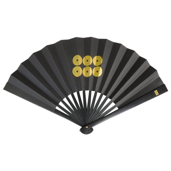 ■材質：親骨：硬質亜鉛合金　中骨：竹・紙 ■サイズ：全長24cm　■付属品：扇子袋、箱入 ※モニタの環境などで、商品画像の色合いが実物と若干違う場合がございます。 片面は黒地に金色で「六文銭」の家紋が入っています。戦国時代から江戸時代にかけ...