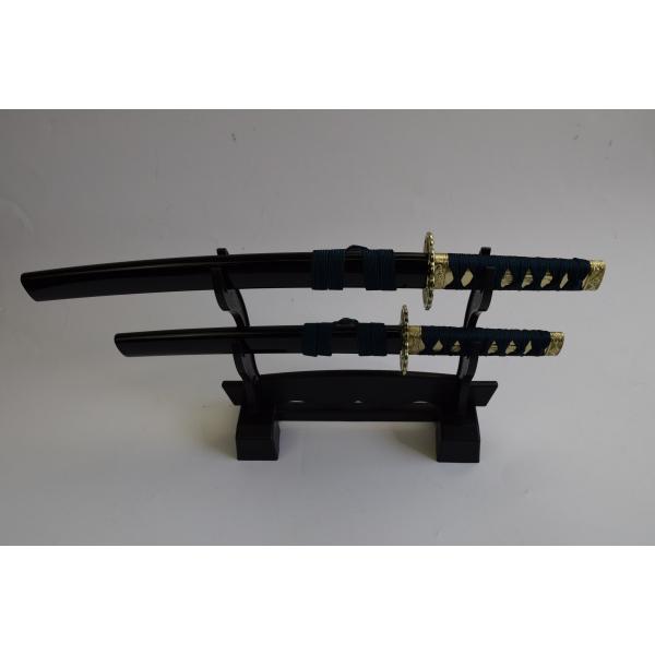 精巧な刀剣ミニチュアセットです。掛け台付きなので届いてすぐに飾ることが出来ます。[サイズ] 大刀全長46cm、刃渡り29cm／小刀全長37cm、刃渡り21cm[重量] 大刀600g／小刀500g※刃の部分は、亜鉛合金（クロムメッキ仕上げ）※...