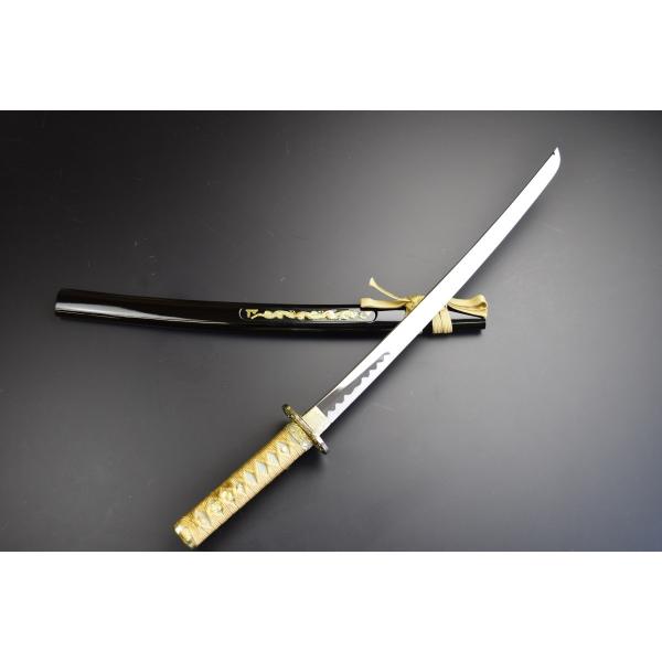 全長 約７０ｃｍ刃渡り 約４６ｃｍ重量（鞘を払って） 約５５４ｇ重量（鞘付き） 約６８９ｇ刃材 亜鉛合金ダイキャスト、銅・クロムメッキ鞘材 天然木、黒呂（ウレタン塗装）彫金包装 カートン箱入り生産国 日本備考欄 刀袋付