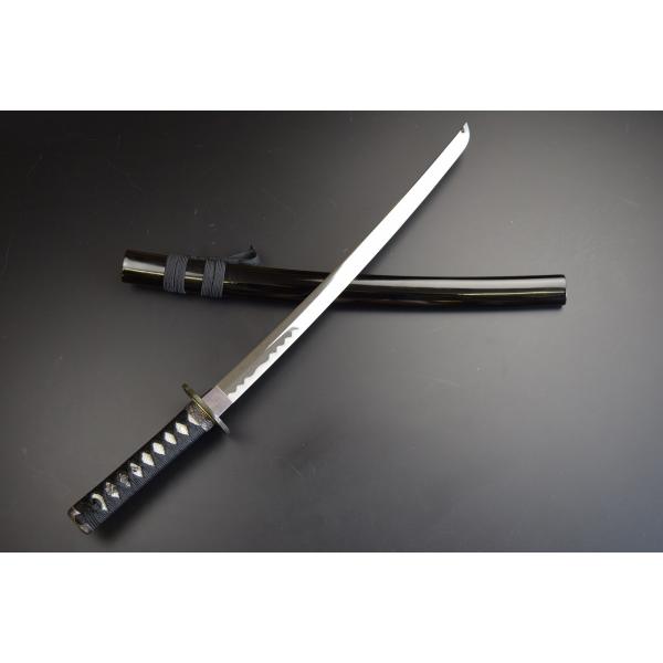 艶やかな黒の美しさを堪能してください。全長 約７０ｃｍ刃渡り 約４６ｃｍ重量（鞘を払って） 約５５７ｇ重量（鞘付き） 約６７５ｇ刃材 亜鉛合金ダイキャスト、銅・クロムメッキ鞘材 天然木、ウレタン塗装包装 カートン箱入り生産国 日本備考欄 刀...