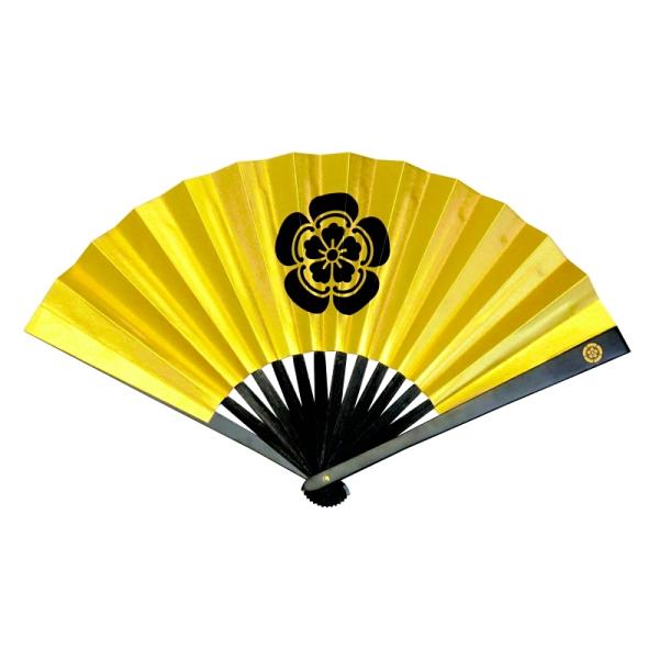 全長：約２４ｃｍ、重量：約１４０ｇ材質：鉄・竹・紙包装：１ケ箱入り生産国：中国、（扇子袋付）片面は金地に黒の木瓜(もっこう)の家紋が入っています。もう片面には織田信長が旗印に使った永楽通宝が3個、「織田信長」の文字と花押が入っています。