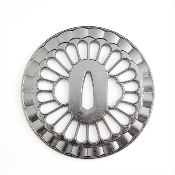 ■材質：亜鉛合金　■種類：模造刀-鍔 ■サイズ：直径88mm　■重量：120g ※多少の塗装ムラがあります。 研磨剤等で磨くと塗装が剥がれたり傷がつくことがあります。 ※画像と少々色が異なる場合がございます。ゆうパケット便での配送となります...