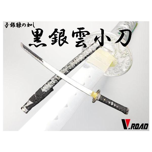 全長 約７０ｃｍ刃渡り 約４５ｃｍ重量（鞘を払って） 約５７０ｇ重量（鞘付き） 約７６０ｇ刃材 亜鉛合金ダイキャスト鞘材 天然木包装 カートン箱入り生産国 日本（岐阜県関市）