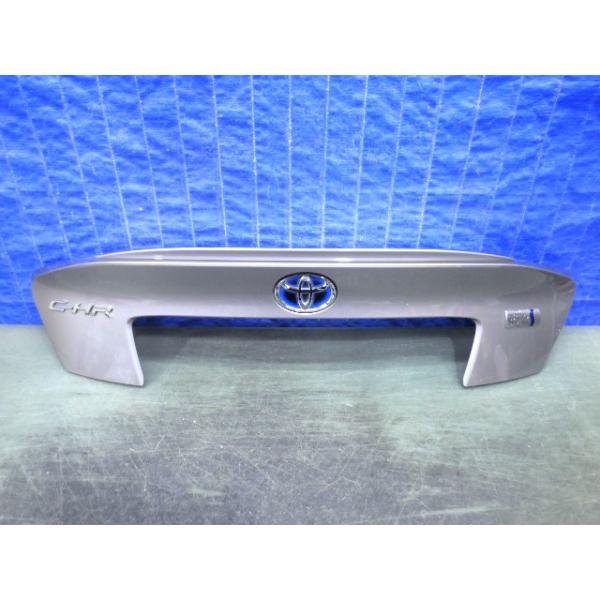―タイトル―L496　CHR　C-HR　ZYX10　NGX10　NGX50　リアガーニッシュ　76811-10160―商品説明―・対応年式：平成28年12月〜・カラー：シルバー系・画像の通り、傷があります。―注意事項―・画像の商品以外には付...