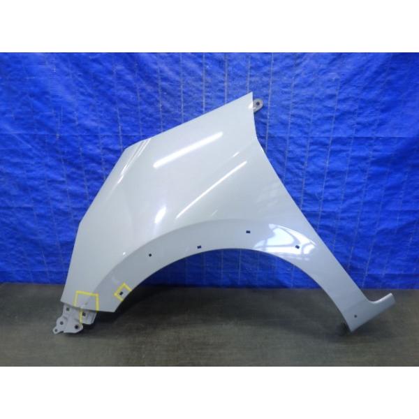 ―タイトル―F303　フィット　GR5 GR6 GR7 GR8　クロスター　左フェンダー　純正品―商品説明―・対応年式：令和2年2月〜・カラー：フィヨルドミストパール？・画像の通り、傷や凹み、折れがあります。―注意事項―・画像の商品以外には...