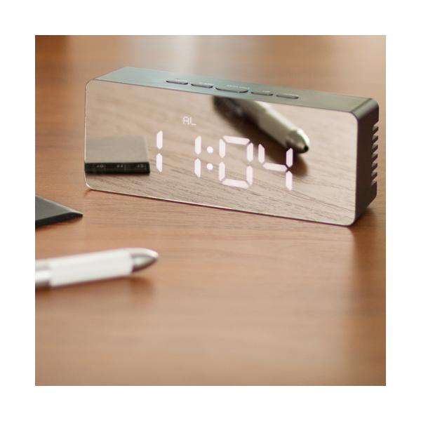 スタイリッシュなデザインのLED時計。お出かけ前に時間を確認しつつも、身だしなみチェックができるオシャレ+便利な置き時計です。※鏡面の保護フィルムを剥がしてお使い下さい商品サイズ：W140×H55×D35mm梱包形態：白箱入り機能：時計表示...