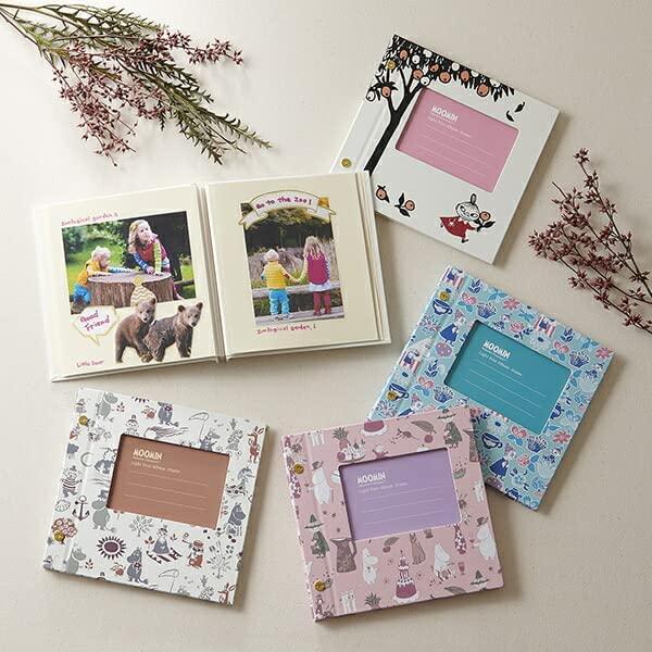 ●大人かわいいムーミンキャラクターをあしらったライトフリーアルバム。●表紙にフォトフレーム付（Lサイズ写真収容可能）。●粘着力が軽い台紙なので、写真用紙の貼り直しが可能です。●ボールペン、色鉛筆などで直接台紙に書くことができます。●スペア台...