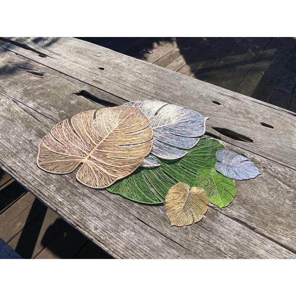 モンステラ柄のランチョンマットです。ＰＶＣ素材で汚れにくく洗いやすい素材テーブルランナーとしてもかわいいサイズ：Ｈ32.5×Ｗ39.5cmサイズ：Ｈ32.5×Ｗ39.5cm素材：PVC