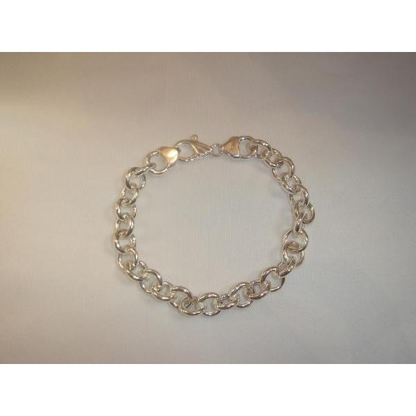 イタリア製シルバー９２５重量１６ｇ長さ２０．５ｃｍ幅１．０ｃｍイタリア製でまん丸の鎖のシンプルなデザインです。お揃いのネックレスもあります。シチュエーションを選ばず、コーディネートしやすい一品です。価格も驚きのお値打ち価格です。この度はご来...