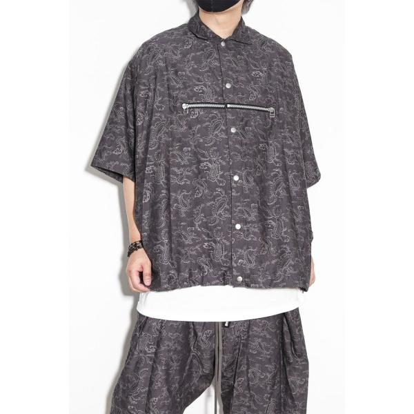 2024SS、新作のペイズリーシャツ。レーヨンとコットンの混合素材で光沢のある雰囲気で上品な仕上がり。同色に近い糸でペイズリー柄を施しており、柄物ですがヤンチャな雰囲気にはならず上品で落ち着きのある雰囲気に。ブラックは大人っぽく、グレーはや...
