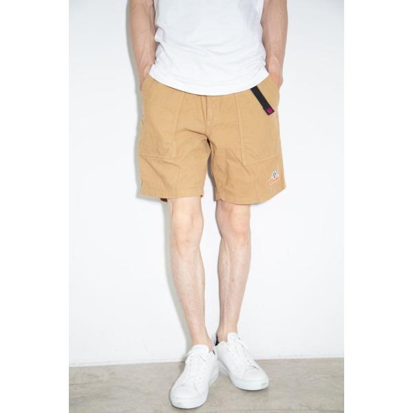 バックルでウエスト調整できるベルトと伸縮性のあるゴム仕様で、快適な履き心地のベイカーショーツ。裾に施されたSEE NO EVILのワンポイントワッペンがアクセントになった一枚。サイズS　股下20　ウエスト75　もも周り67.4M　股下21　...