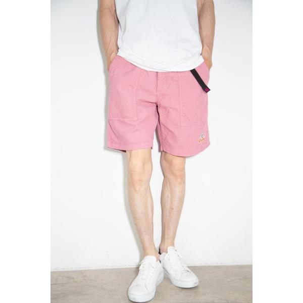 バックルでウエスト調整できるベルトと伸縮性のあるゴム仕様で、快適な履き心地のベイカーショーツ。裾に施されたSEE NO EVILのワンポイントワッペンがアクセントになった一枚。サイズS　股下20　ウエスト75　もも周り67.4M　股下21　...