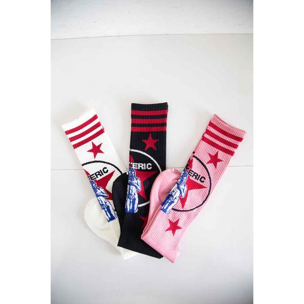 大きく編み込んだ90年代後半のHYSTERICのクラシックモチーフが目を惹くハイソックス。ローカットのスニーカーやサンダルにはもちろん、ミドル丈のブーツから覗かせてコーディネートしても可愛いアイテム。drynova(ドライノヴァ)を使用して...