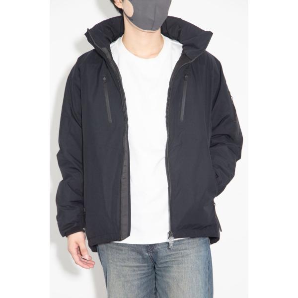 防風・透湿・撥水性に優れた〈WINDSTOPPER? PRODUCTS BY GORE-TEX LABS〉を採用したダウンジャケット。ダウン90％・フェザー10％の高品質リアルダウンで軽さと暖かさを両立しました。衿にはフードを内蔵し、急な雨...