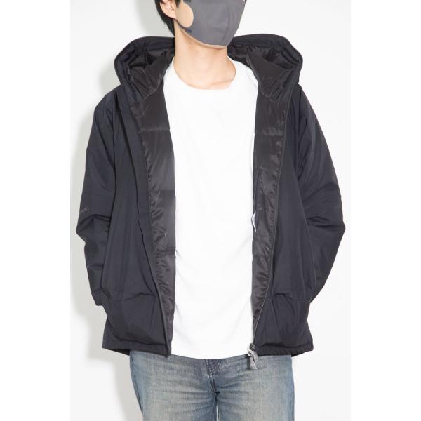 防風・透湿・撥水性に優れた〈WINDSTOPPER? PRODUCTS BY GORE-TEX LABS〉を採用したダウンパーカー。ダウン90％・フェザー10％の高品質リアルダウンで軽さと暖かさを両立しました。75Dポリエステル2L素材が軽...