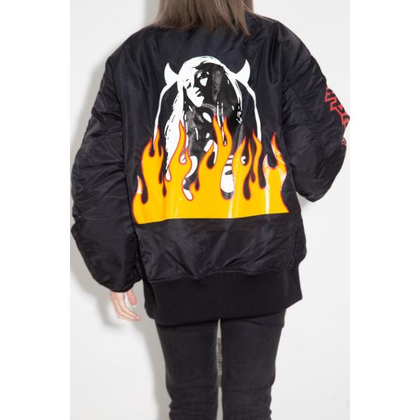 肩を落としたドロップショルダーでオーバーサイズ気味のMA-1に、モーターカルチャーを感じさせるスポンサーマーク風のグラフィックと、シンボリックなキャラクターを大胆に配置。表地には、アメリカ軍のミルスペックをベースに、 さらに高密度に織り上げ...