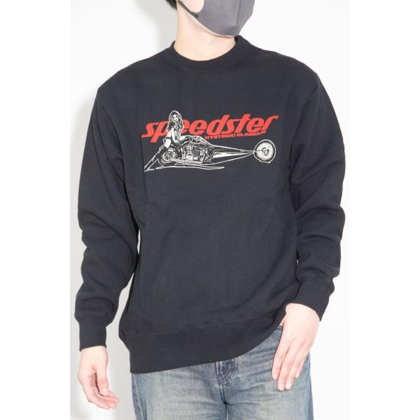 モーターカルチャーが盛んな地で、ドラックレース仕様のバイクにまたがるHYSTERIC WOMANをイメージしたアイコン的なグラフィックを配したスウェット。古きよき時代のスウェットを製造していた1970年代以前の吊り編み機を駆使したアイテム。...