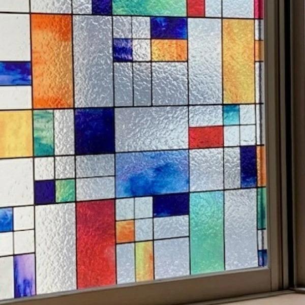 石鹸水で貼るガラスフィルムです。デザインは、オシャレなステンドグラス風ですのでお部屋のインテリアの一部としても楽しんで頂けます。■規格の巾95cm、裏面粘着剤付きタイプ■UVカット、飛散防止の機能付き■施工道具は、スキージー、ハンドワイパー...