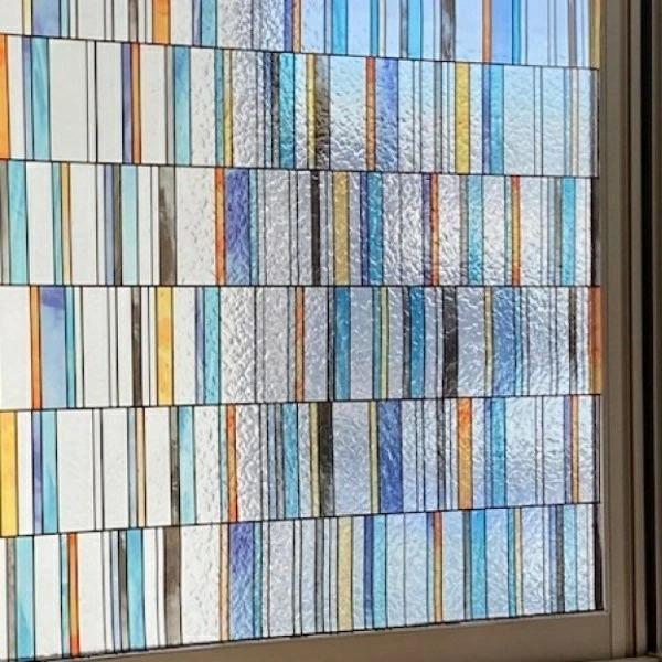 石鹸水で貼るガラスフィルムです。デザインは、オシャレなステンドグラス風ですのでお部屋のインテリアの一部としても楽しんで頂けます。■規格の巾95cm、裏面粘着剤付きタイプ■UVカット、飛散防止の機能付き■施工道具は、スキージー、ハンドワイパー...