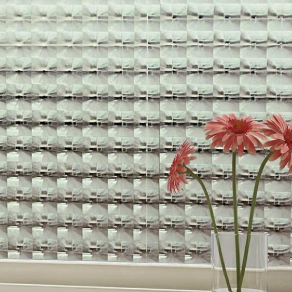 水で貼れるガラスフィルムです。個人差はありますが扱いやすく貼りやすいです。窓ガラス以外に建具のガラス面、家具、食器棚のガラス面にも貼れます。デザインは、かわいいチェッカーガラス風ですのでお部屋のインテリアの一部としても楽しんで頂けます。10...