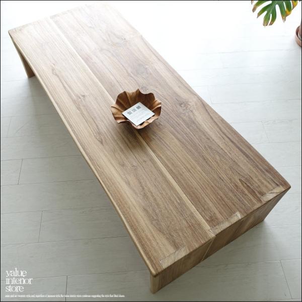 一目見ただけで品質の良さを木肌から感じ取れるチーク無垢材のリビングテーブル。飾りのないシンプルな脚は、天板からそのままストンと床に下ろしただけのデザインで、個性的な木目と油分を含むチーク材独特のコントラストのある表面を全面から感じていただけ...