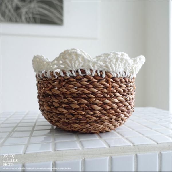 リゾート感に包み込むようなパンダンリーフの小物入れ。パンダンは葉っぱを平べったいままで編んだものは多いのですが、ネジってひも状にしたものにコットン素材の手編みのフリルがつけられています。丁寧な作りで通気性も良く手づくりの暖かみを感じさせます。