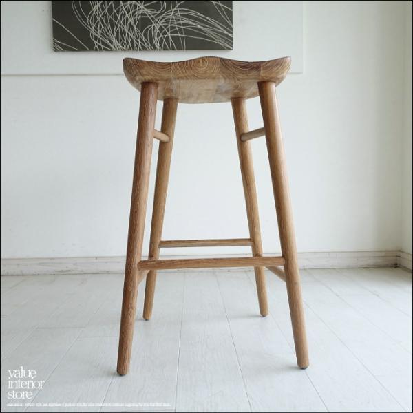 座面をおしりの形に仕上げることで、体重を少し分散して楽にお座りいただけるチーク無垢材のバースツール“Bol”。表面をワイヤーブラシで凹凸を付ける仕上げにより、無垢材の素朴さが一層際立っています。細身の脚は左右各２本、前後各１本のフレームで組...