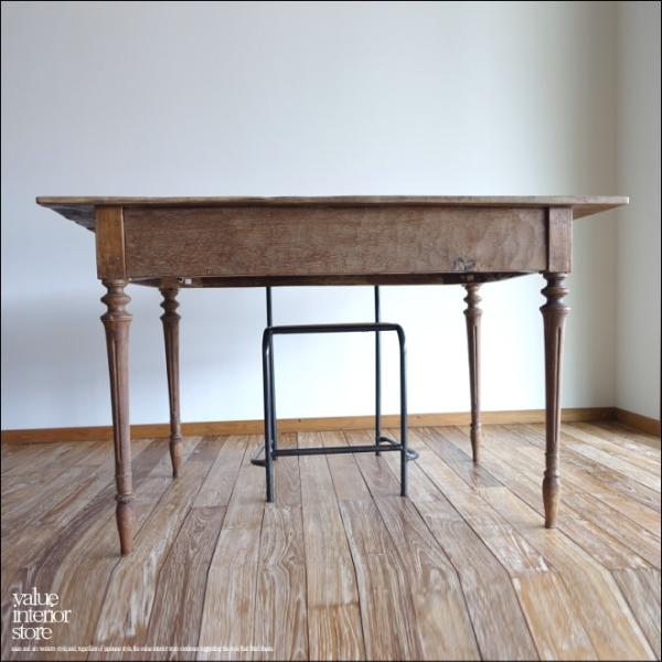 チーク材独特の色合いで、古いものならではの渋く落ち着いた質感から雰囲気が感じられます。硬くて張りのある素材だからこそ製作できる天板の厚みはシンプルでシャープな印象です。職人さんが丹精こめて作った印象に溢れていて、このデスクに向かうと自然と気...