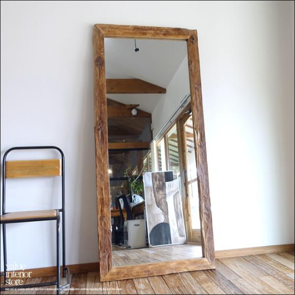 プリミティブなオールドチークならではの個性的なミラー。全身を映せる大きめサイズの姿見です。プリミティブな質感をそのままに仕上げて、深みのある色合いが魅力で、空間を暖か味のある雰囲気に演出してくれます。フレーム裏面縦方向に２箇所壁掛け用の穴が...