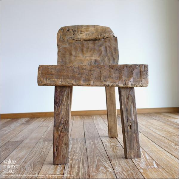 ゆっくりと刻み込まれた歴史を感じさせてくれるような、堂々とした雰囲気を持つチーク総無垢材のチェア。座面は斧で表面を削る“ちょうなはつり”による加工方法を用いており、一目見ただけで木肌の味わい深さも感じさせてくれます。リビングの癒しの空間づく...