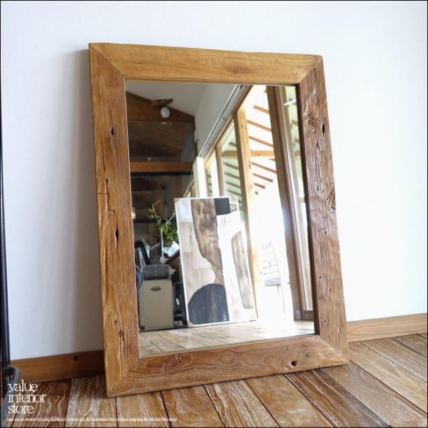 オールドチークならではの味わい深い木目が存分に生かされた厚めのフレームが印象的なミラー。全体は程よい大きさで使い勝手の良い壁掛けミラーです。プリミティブな仕上がり、深みのある色合いが魅力で空間を暖か味のある雰囲気に演出してくれます。フレーム...