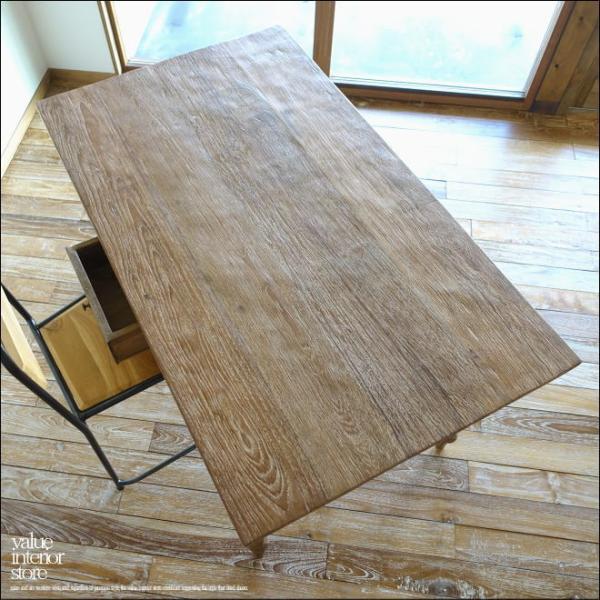 チーク材独特の色合いで、古いものならではの渋く落ち着いた質感から雰囲気が感じられます。硬くて張りのある素材だからこそ製作できる天板の厚みはシンプルでシャープな印象です。職人さんが丹精こめて作った印象に溢れていて、このデスクに向かうと自然と気...