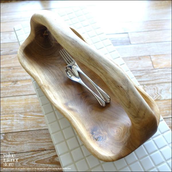 一つ一つ削り出して製作する無垢材のチーク材のウッドトレイ。チークの独特で味のある木目を活かし魅力的に仕上がっています。