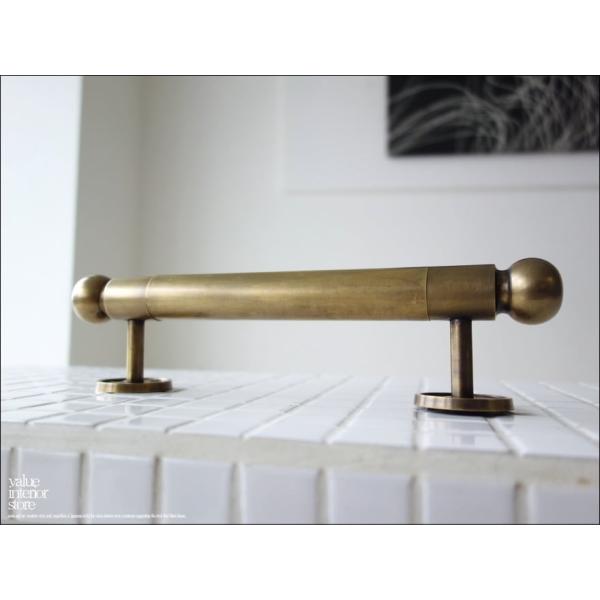 シンプルなデザインで厚みのある真鍮のドアハンドル。何気なく手にするハンドル一つで建物の印象が違います。アンティークっぽい真鍮独特の色味で幅広い建材と相性がよいのででエントランスの雰囲気をぐっと引き立ててくれます。ショップの入り口にもおすすめ...