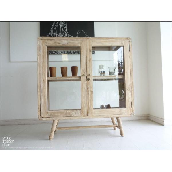 スローダウンしたシャビーな質感が感じられるガラスケース。フレームはチーク総無垢でガラス面が多く中がキレイに見えますので、お店のショーケースとしてもお使いいただけます。表面は凹みに薄っすらと白色を入れるナチュラルホワイト仕上げ。硬く張りのある...