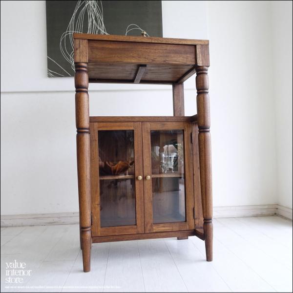 木目の美しいチーク総無垢材のガラスケース。トップのガラスケースは後ろに開閉式で小物を飾っていただけます。金物は、兆番・取っ手・木ネジ全てに真鍮製を使用いたしました。ガラス面が多くどの角度からも中がキレイに見えますので、コレクションの収納やデ...