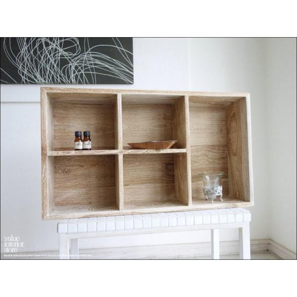大きさのあるウォールシェルフで、横置き、縦置きとご使用方法に応じてお使いいただけ、仕切りも小分けに整理して収納いただけます。硬さと張りのあるチーク材独特のビシッとした質感が伝わってきます。表面はワイヤーブラシで軽く削ってから白色を塗布した後...