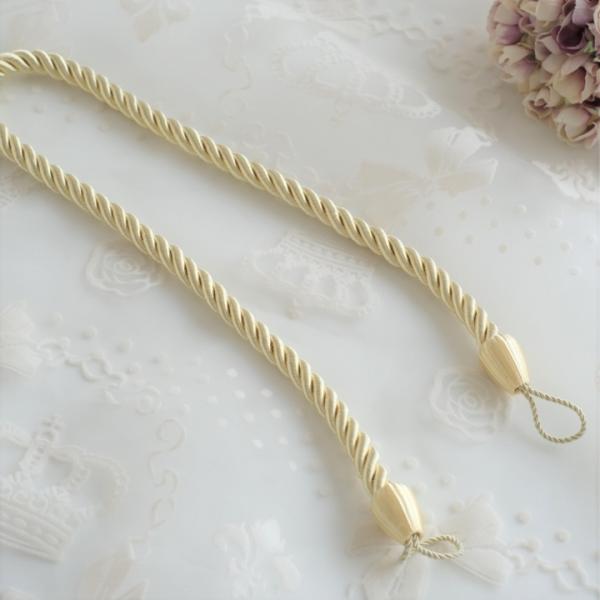 つやがありクラッシックで美しいカーテンタッセル。上品なクリーム色です。63cmと長めなので厚いカーテンにもゆったりとお使いいただけます。※こちらは1個のお値段です(セットではありません)---------------------------...