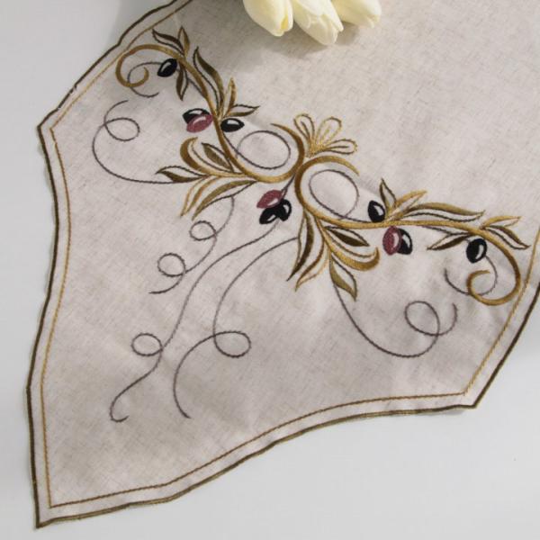 ギリシャ製のリネン混ビスコース素材のナチュラルカラーのテーブルランナー。上品でクラシカルなオリーブ柄の刺繍を施した高級感のあるデザインです。季節を問わずおもてなしのテーブルコーディネートに活躍します。サイドボードなどの上に敷いても楽しめます...