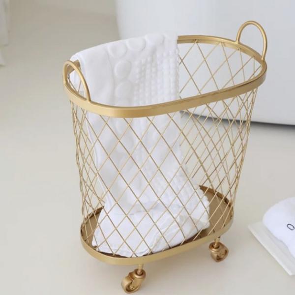 ゴールドカラーがかわいいランドリーバスケット。お部屋に置いても絵になるデザインなので、ブランケットなどのファブリックアイテムの収納にもおすすめ。車輪がついているので移動するときも便利です。シャビーシックなインテリアはもちろん、クラシカルなイ...