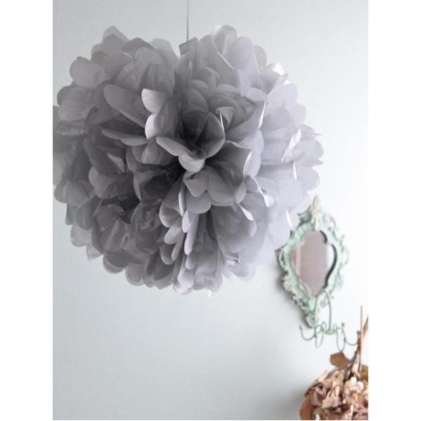 "イギリスTalking Tablesブランド。Decadent Decsシリーズのポンポンボール3枚セットです。大き目のなかなかない上品なシルバーカラーです。飾るだけでかわいいお部屋に。ウエディングパーティーにもおすすめ。--------...