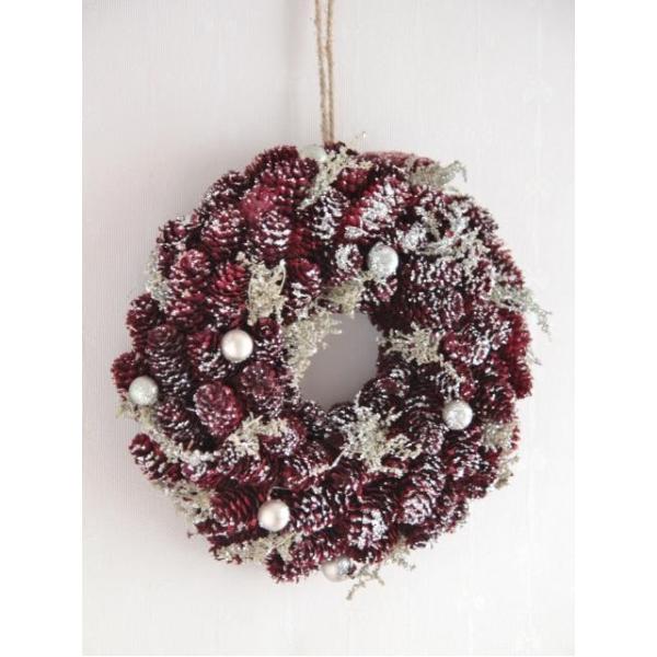 天然素材を主に使った素敵なリース。 パールやラメが施されたレッドパインコーンリース。 玄関先やドアにつるすだけでクリスマスのムードが盛り上がります。 平置きにして真ん中にキャンドルを立てればキャンドルリングにもなります。 ---------...