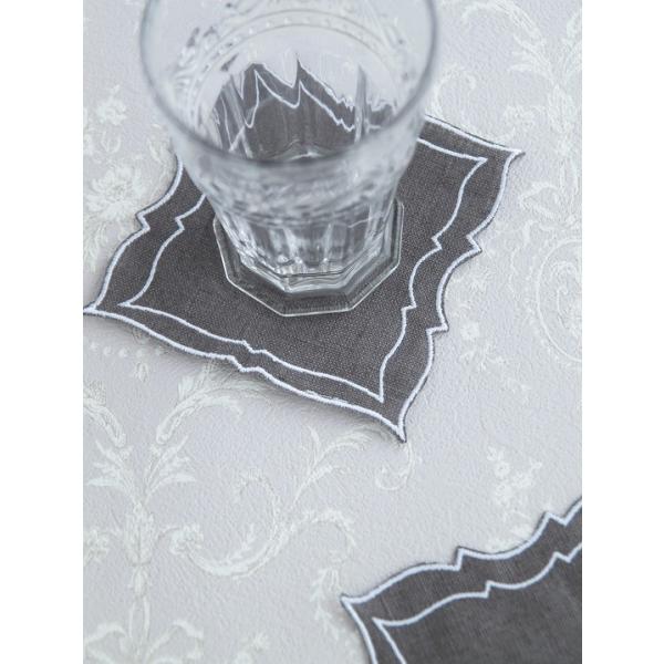 イタリアの上品なランチョンマットの専門ブランドLA GALLINA MATTA。イタリアらしいカラーが魅力の一つ。鮮やかな色とデザインを引き立てるデザインを引き立てるステッチが特徴でイタリア人デザイナーらしいセンスの良い仕上がりです。上質な...