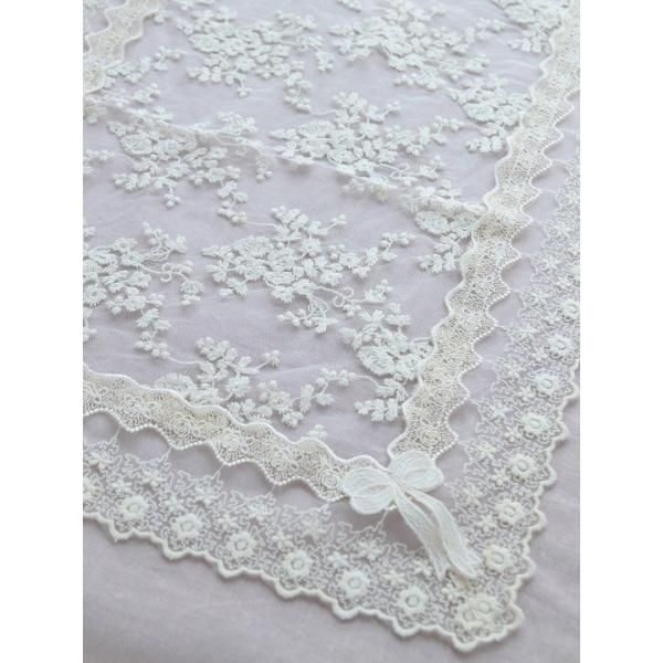 リボンと刺繍がふんだんに施されたエレガントなテーブルセンター。裾はすべて刺繍があり素敵な雰囲気です。重ねるクロスのカラーによっても印象が変わるので、コーディネートのバリエーションが多く楽しめます。急な時でもサッとかけるだけで、おもてなしのテ...