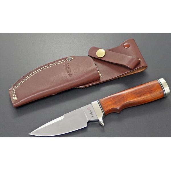 やや幅広で鋭く尖った人気の美しいシルエット。実用美も兼ね備えたロングセラー日本のみならずで海外でも高い評価を得ている服部刃物(株)のナイフHattori。「レギュラーシリーズ」とは言え、生産量が限られており、市場に多くは出回らないので希少価...