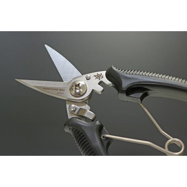 パワフルな分厚いブレードの先端を鋭く尖らせたこのハサミは、小枝やロープを切ったり、アウトドアの様々な場面できっと頼りになるハサミです。鋭く尖った刃先は、縛り付けたロープの結び目（コブ）の隙間に刃先を挿し入れて切ることが出来ます。バネによるス...