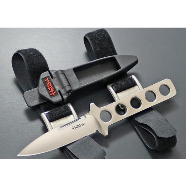 ブレードとハンドルが一体型で丸洗いも出来て衛生的。ハンドルをプラスチックケースに繋げばハンドルを延長出来る。日本のみならずで海外でも高い評価を得ている服部刃物(株)のナイフHattori。厚さ約6mm、ややホローグラインドに研ぎ上げ、力強さ...