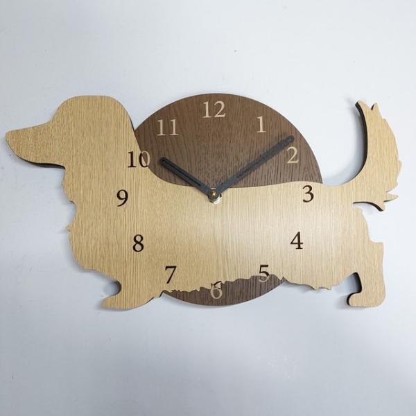 はみだしワンちゃん（犬）壁掛け時計シリーズ　職人が作る、手作りの壁掛け時計。もちろん日本製です。こちらの商品は1点1点手作りで作成します。ご注文を頂いてから、心を込めて作らせていただきますので、表記の通り多少お時間をいただきます。名入れ・文...