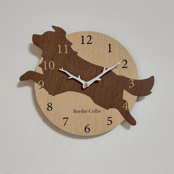 はみだしワンちゃん（犬）壁掛け時計シリーズ　職人が作る、手作りの壁掛け時計。もちろん日本製です。こちらの商品は1点1点手作りで作成します。ご注文を頂いてから、心を込めて作らせていただきますので、表記の通り多少お時間をいただきます。名入れ・文...